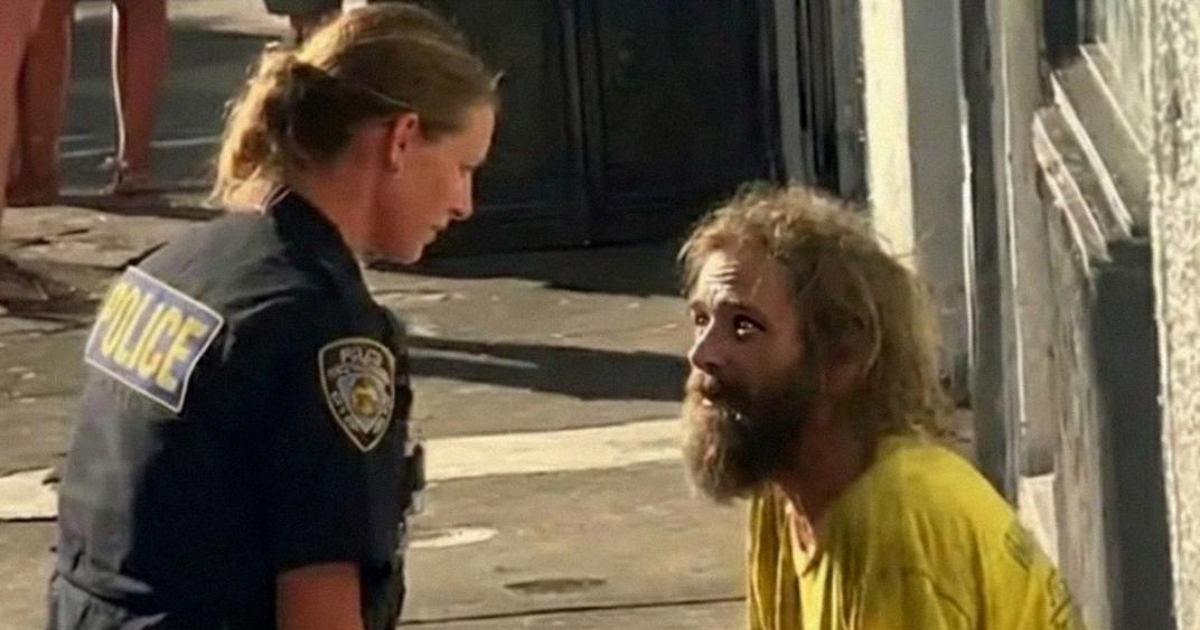 Wszyscy go ignorowali na ulicy – wtedy ja mu pomogłam, a następnego dnia stał przed moimi ...